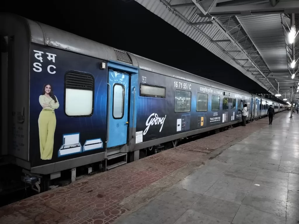 Trains Exterior Advertising - raagnaaiads.com